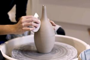 Create Your Own Teardrop Vase with Expert Guidance – Urbaki Art